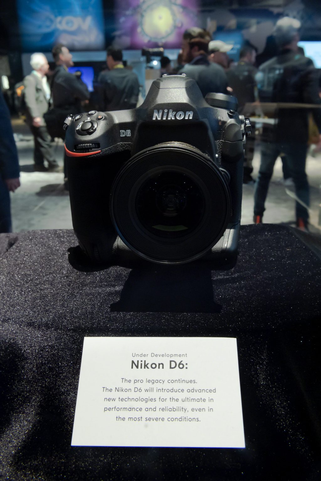 A closer look at the new Nikon D6 camera (first picture of the D6 back ...