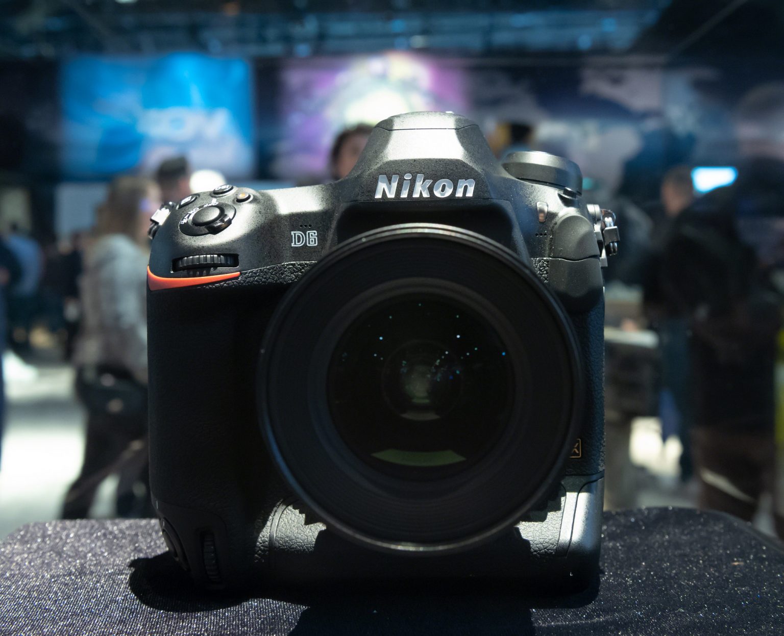 A closer look at the new Nikon D6 camera (first picture of the D6 back ...
