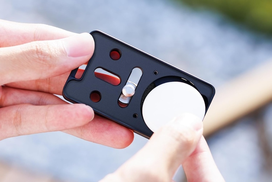 JJC released an Arca Swiss quick-release plate with a built-in AirTag ...